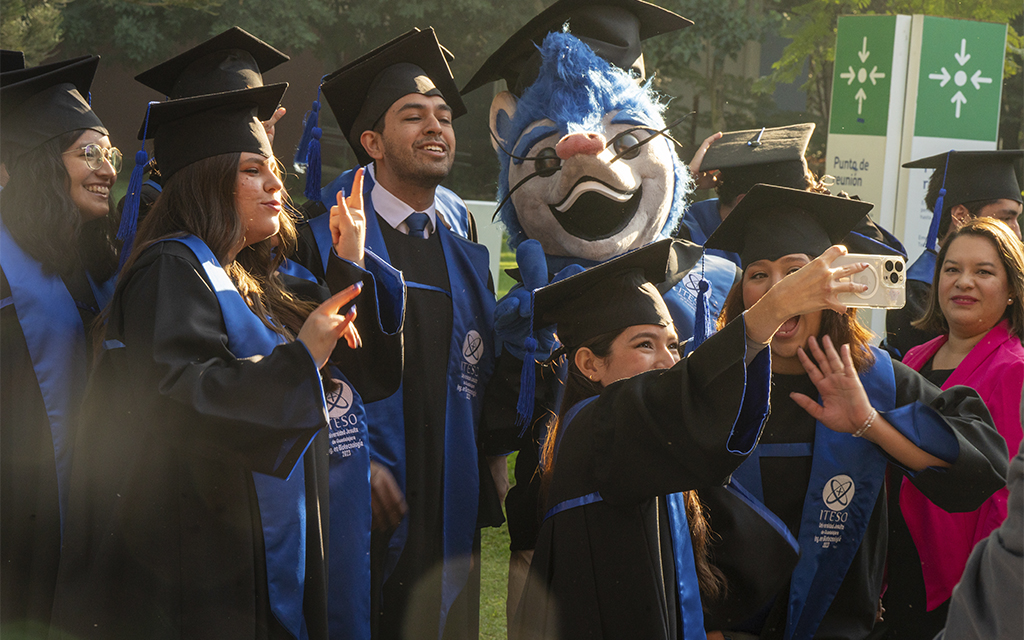 Egresan casi un millar de estudiantes de las licenciaturas del ITESO ...